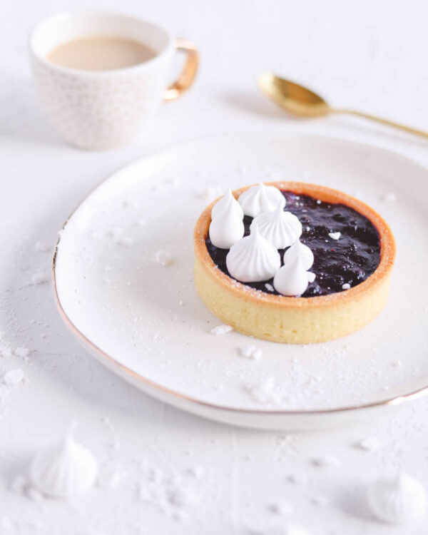 Mini tarty z kremem cytrynowym, jagodami i bezikami - Cake It