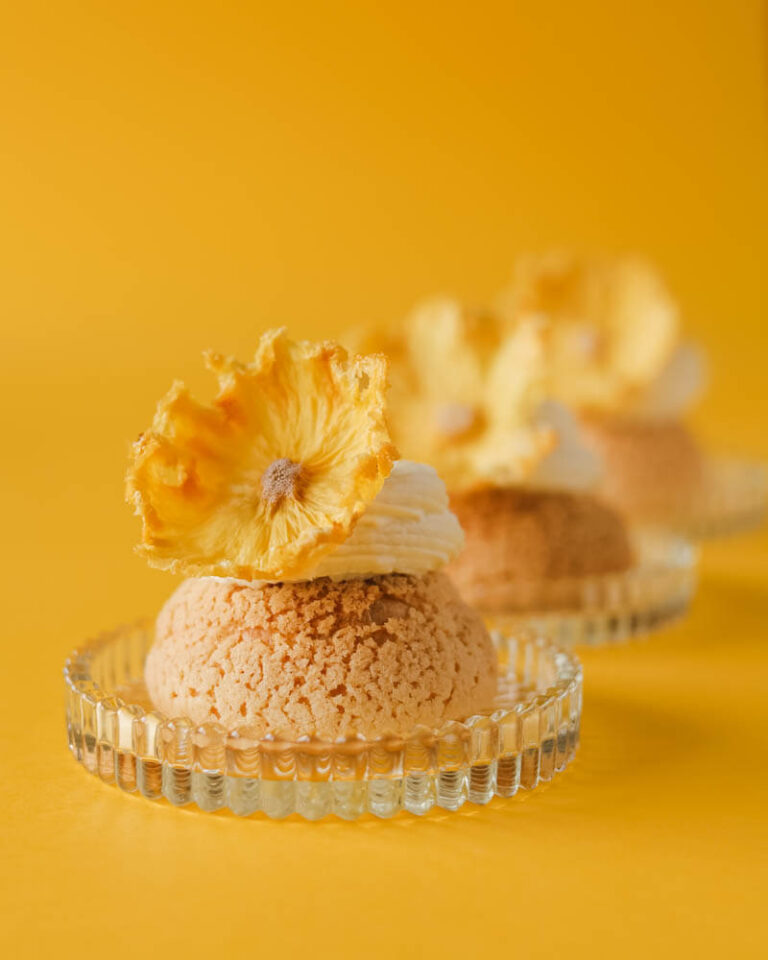 Ptysie pina colada z kremem kokosowym i karmelizowanym ananasem